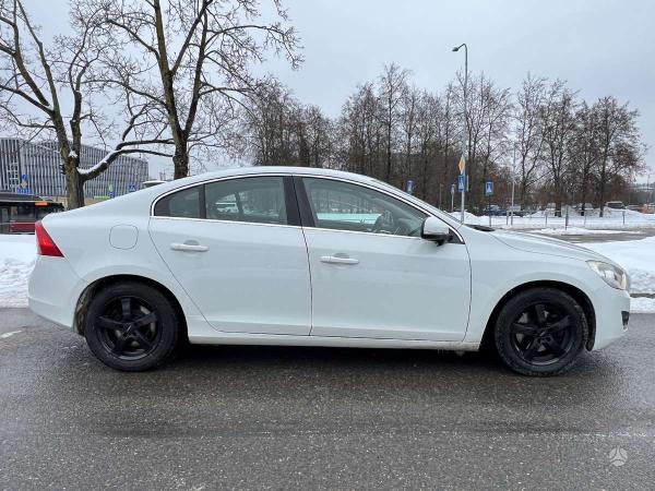 White Volvo S60 2011 in Vilnius, with an engine capacity of 2.40 L and mileage of 325 thousand km for 4250 €, photo 5 on AUTOMOTO.COM.LV