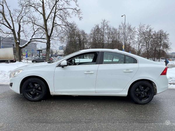 White Volvo S60 2011 in Vilnius, with an engine capacity of 2.40 L and mileage of 325 thousand km for 4250 €, photo 6 on AUTOMOTO.COM.LV