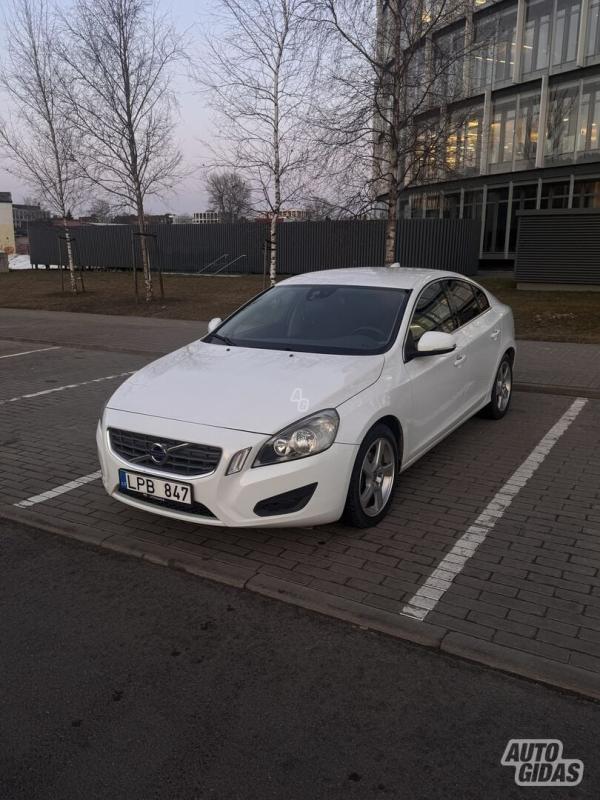 White Volvo S60 2011 in Vilnius, with an engine capacity of 2.00 L and mileage of 380 thousand km for 5000 €, photo 3 on AUTOMOTO.COM.LV