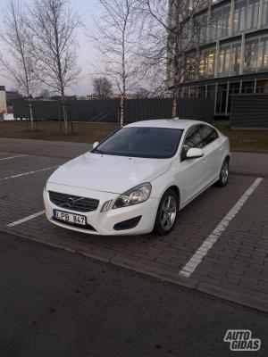 Balts Volvo S60 2011 Viļņa, ar dzinēja tilpumu 2.00 L un nobraukumu 380 tūkst. km par 5000 €, foto 3 vietnē AUTOMOTO.COM.LV