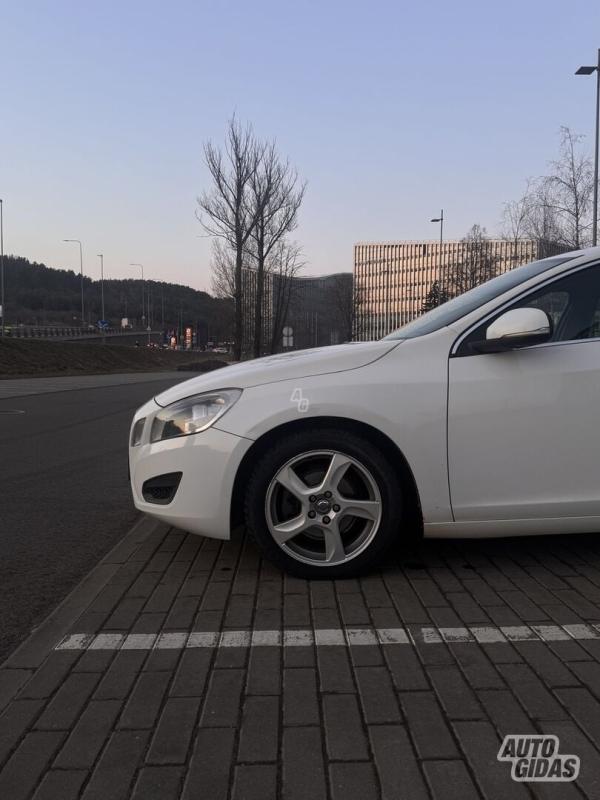 White Volvo S60 2011 in Vilnius, with an engine capacity of 2.00 L and mileage of 380 thousand km for 5000 €, photo 4 on AUTOMOTO.COM.LV
