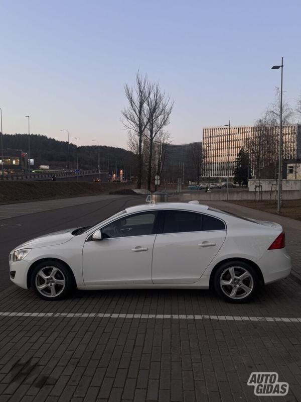 White Volvo S60 2011 in Vilnius, with an engine capacity of 2.00 L and mileage of 380 thousand km for 5000 €, photo 5 on AUTOMOTO.COM.LV