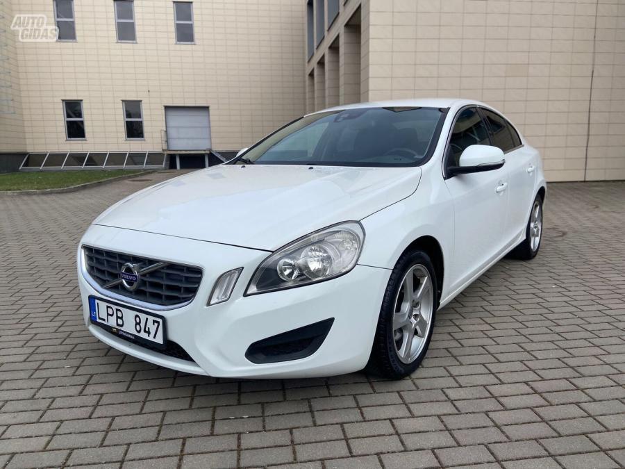 White Volvo S60 2011 in Alytus, with an engine capacity of 2.00 L and mileage of 380 thousand km for 4650 €, photo 4 on AUTOMOTO.COM.LV