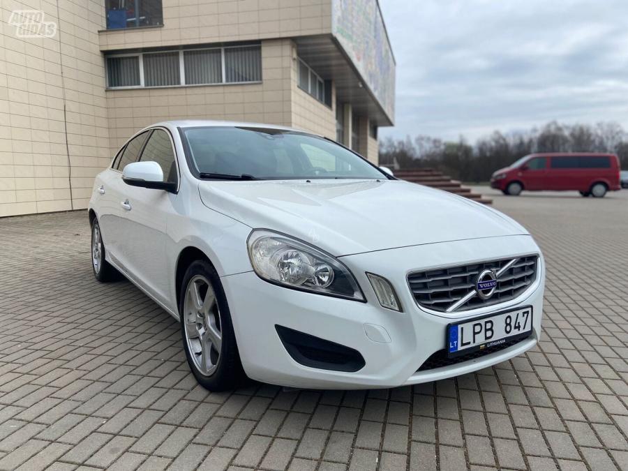 White Volvo S60 2011 in Alytus, with an engine capacity of 2.00 L and mileage of 380 thousand km for 4650 €, photo 5 on AUTOMOTO.COM.LV