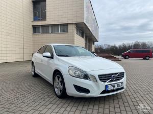 White Volvo S60 2011 in Alytus, with an engine capacity of 2.00 L and mileage of 380 thousand km for 4650 €, photo 6 on AUTOMOTO.COM.LV