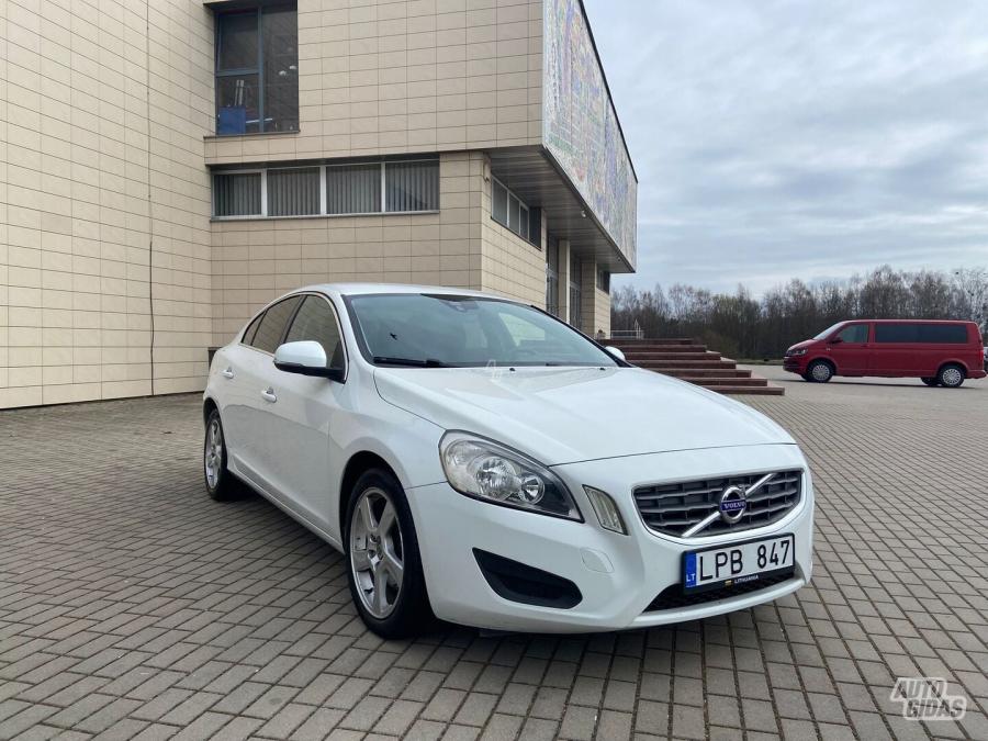 White Volvo S60 2011 in Alytus, with an engine capacity of 2.00 L and mileage of 380 thousand km for 4650 €, photo 6 on AUTOMOTO.COM.LV