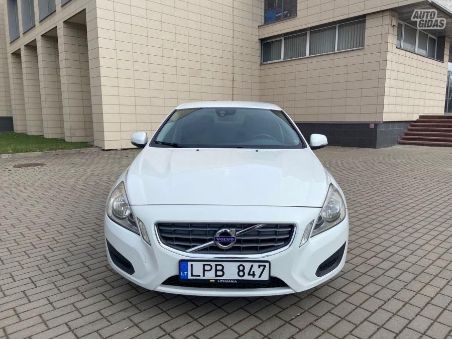 White Volvo S60 2011 in Alytus, with an engine capacity of 2.00 L and mileage of 380 thousand km for 4650 €, photo 7 on AUTOMOTO.COM.LV