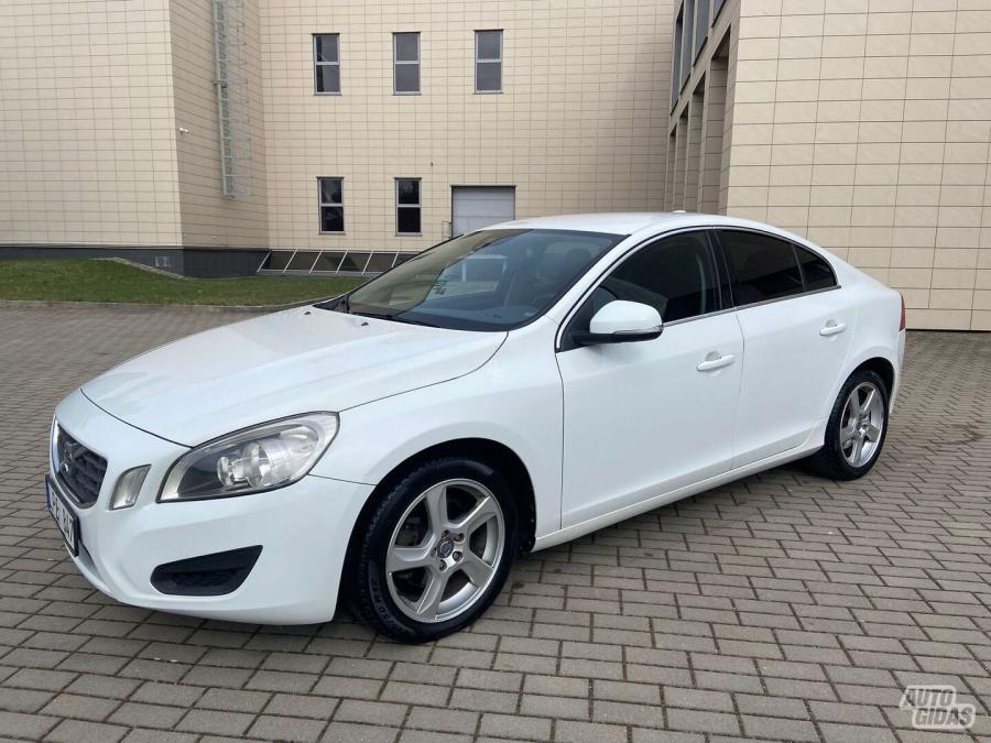 White Volvo S60 2011 in Alytus, with an engine capacity of 2.00 L and mileage of 380 thousand km for 4650 €, photo 8 on AUTOMOTO.COM.LV