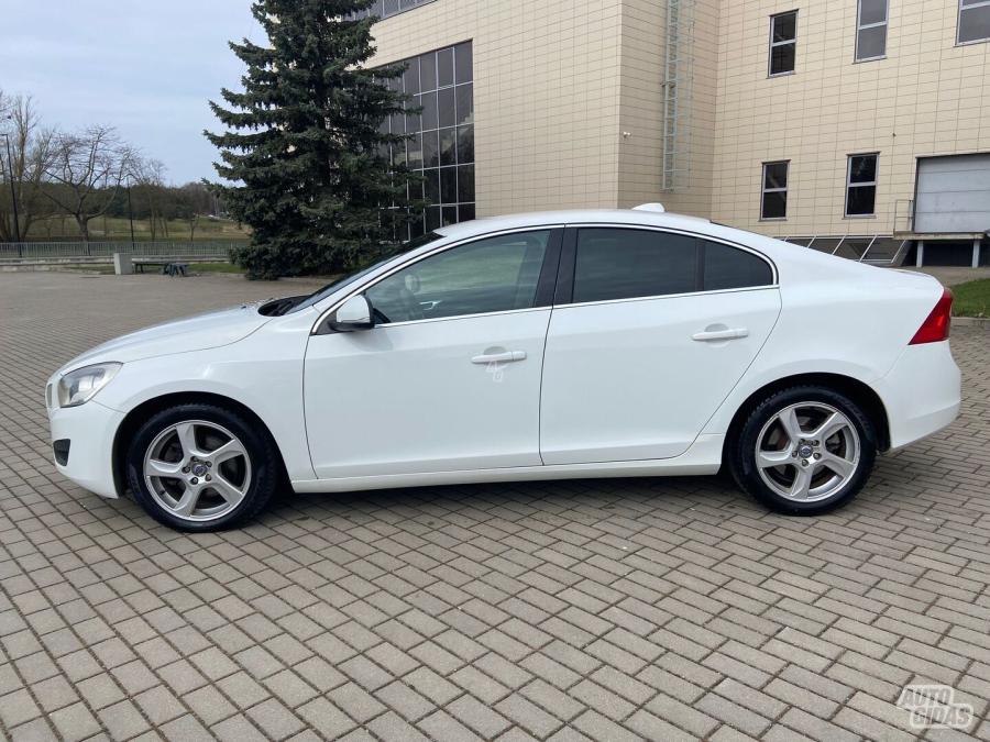 White Volvo S60 2011 in Alytus, with an engine capacity of 2.00 L and mileage of 380 thousand km for 4650 €, photo 9 on AUTOMOTO.COM.LV