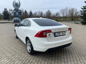 White Volvo S60 2011 in Alytus, with an engine capacity of 2.00 L and mileage of 380 thousand km for 4650 €, photo 10 on AUTOMOTO.COM.LV