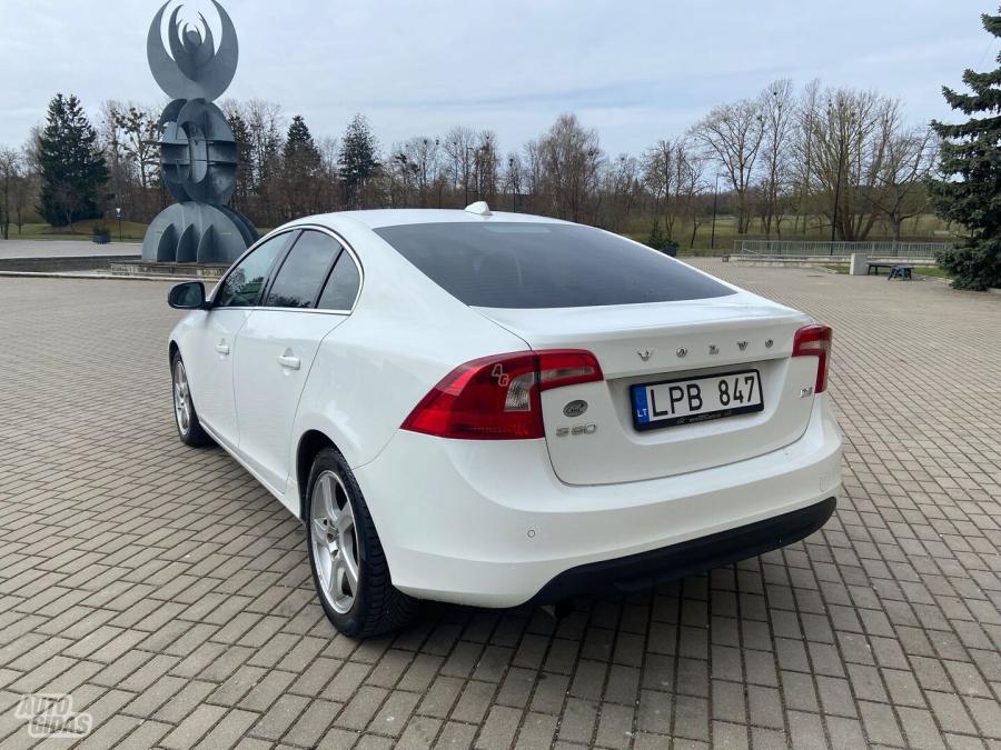 White Volvo S60 2011 in Alytus, with an engine capacity of 2.00 L and mileage of 380 thousand km for 4650 €, photo 10 on AUTOMOTO.COM.LV