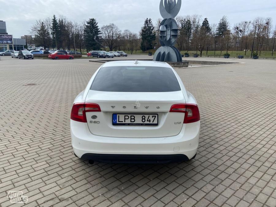 White Volvo S60 2011 in Alytus, with an engine capacity of 2.00 L and mileage of 380 thousand km for 4650 €, photo 11 on AUTOMOTO.COM.LV