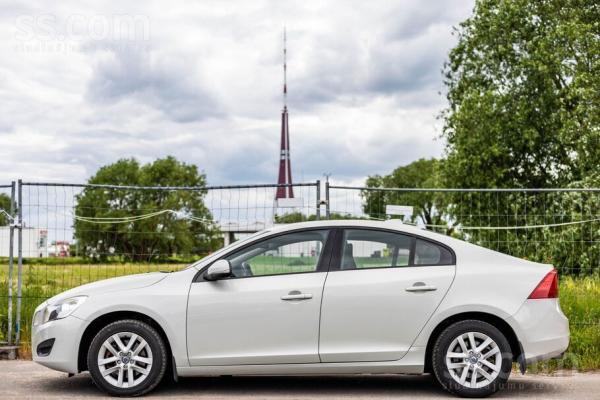 Balts Volvo S60 2011 Rīga, ar dzinēja tilpumu 1.60 L un nobraukumu 375 tūkst. km par 4990 €, foto 4 vietnē AUTOMOTO.COM.LV