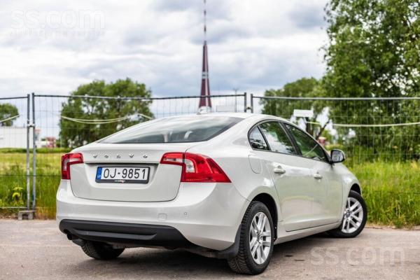 Balts Volvo S60 2011 Rīga, ar dzinēja tilpumu 1.60 L un nobraukumu 375 tūkst. km par 4990 €, foto 6 vietnē AUTOMOTO.COM.LV