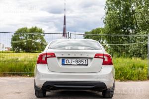Balts Volvo S60 2011 Rīga, ar dzinēja tilpumu 1.60 L un nobraukumu 375 tūkst. km par 4990 €, foto 9 vietnē AUTOMOTO.COM.LV