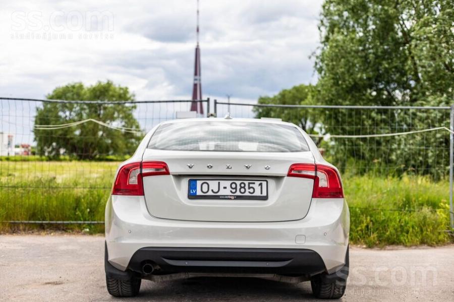 Balts Volvo S60 2011 Rīga, ar dzinēja tilpumu 1.60 L un nobraukumu 375 tūkst. km par 4990 €, foto 9 vietnē AUTOMOTO.COM.LV