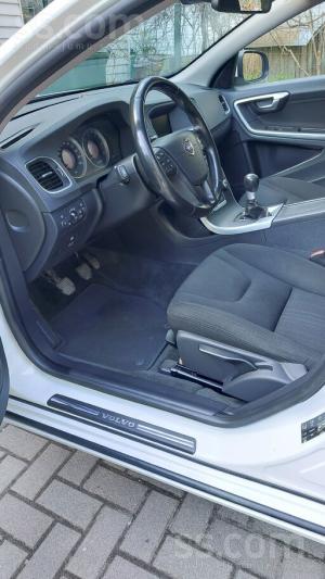 Balts Volvo S60 2011 Ogre, ar dzinēja tilpumu 1.60 L un nobraukumu 228 tūkst. km par 5850 €, foto 14 vietnē AUTOMOTO.COM.LV