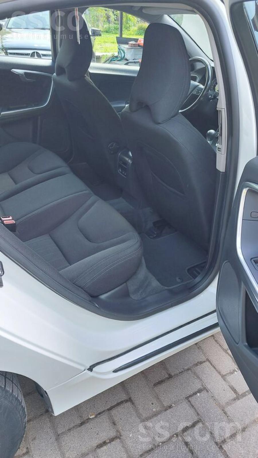 Balts Volvo S60 2011 Ogre, ar dzinēja tilpumu 1.60 L un nobraukumu 228 tūkst. km par 5850 €, foto 17 vietnē AUTOMOTO.COM.LV