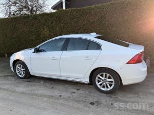 White Volvo S60 2011 in Riga, with an engine capacity of 2.40 L and mileage of 312 thousand km for 6100 €, photo 4 on AUTOMOTO.COM.LV