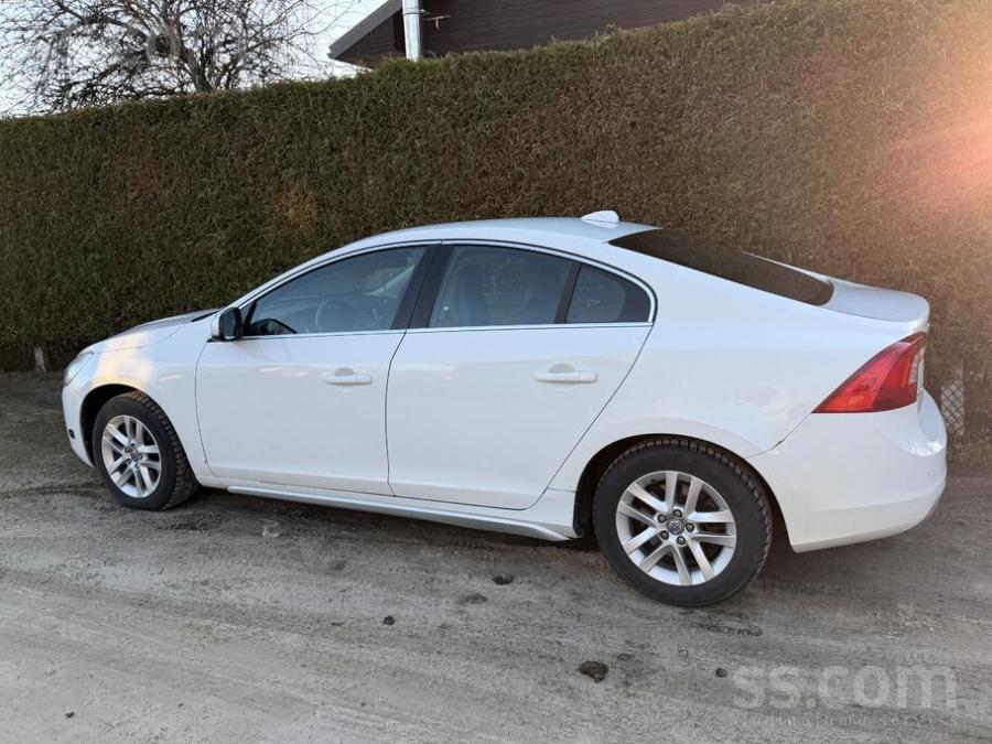 White Volvo S60 2011 in Riga, with an engine capacity of 2.40 L and mileage of 312 thousand km for 6100 €, photo 4 on AUTOMOTO.COM.LV