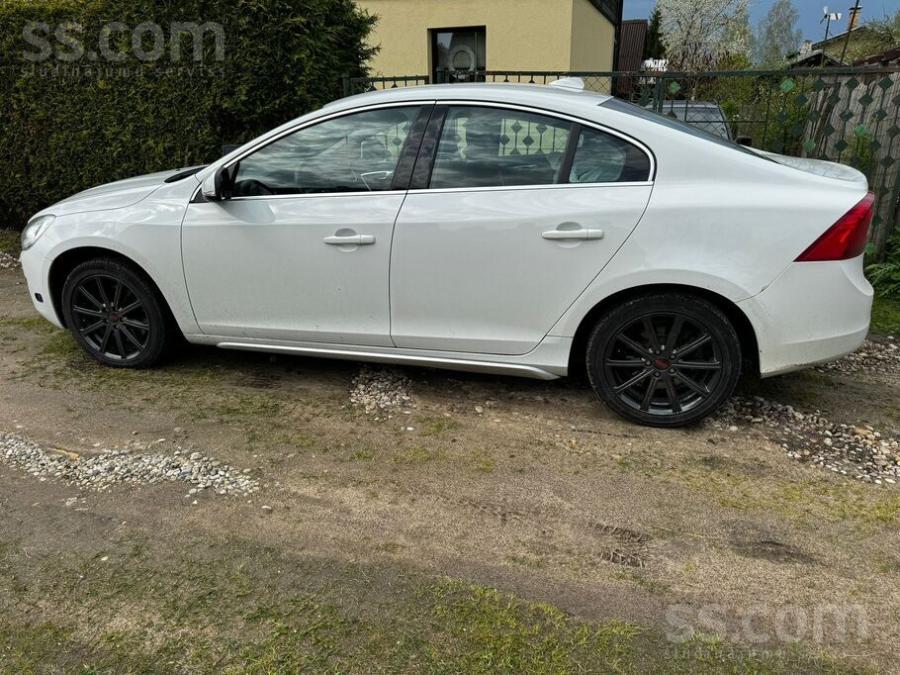 White Volvo S60 2011 in Riga, with an engine capacity of 2.40 L and mileage of 312 thousand km for 6100 €, photo 8 on AUTOMOTO.COM.LV