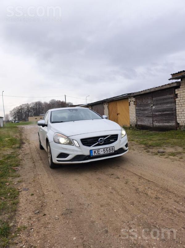 White Volvo S60 2011 in Talsi, with an engine capacity of 2.00 L and mileage of 388 thousand km for 3500 €, photo 1 on AUTOMOTO.COM.LV