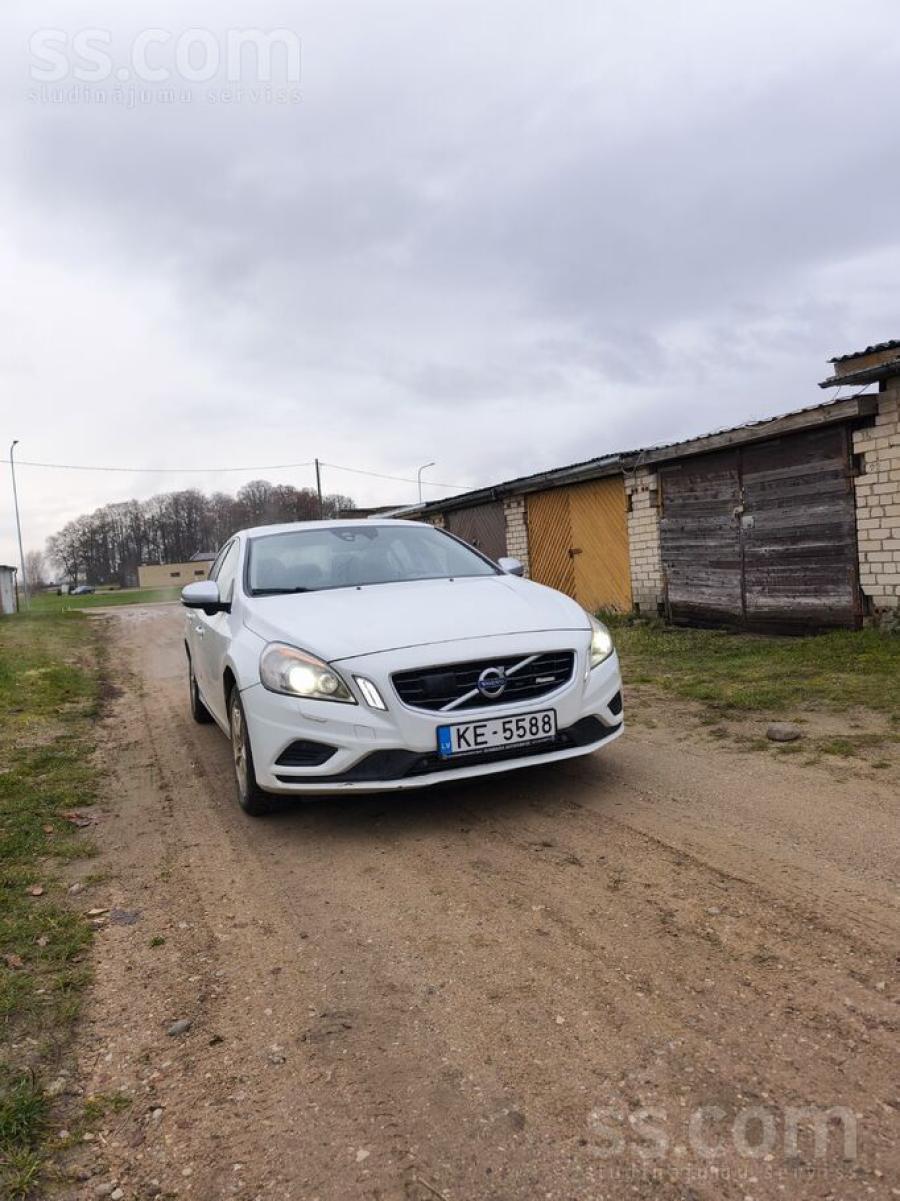 White Volvo S60 2011 in Talsi, with an engine capacity of 2.00 L and mileage of 388 thousand km for 3500 €, photo 1 on AUTOMOTO.COM.LV