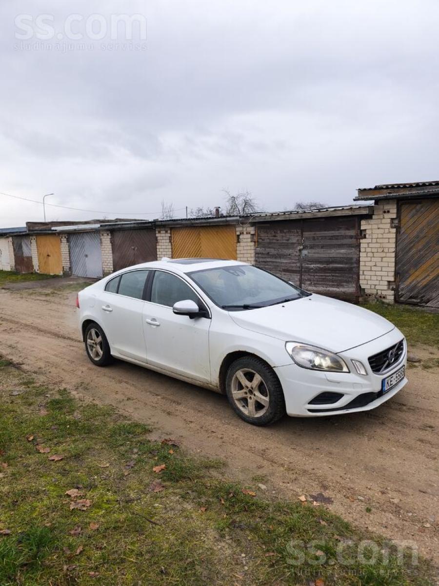White Volvo S60 2011 in Talsi, with an engine capacity of 2.00 L and mileage of 388 thousand km for 3500 €, photo 3 on AUTOMOTO.COM.LV