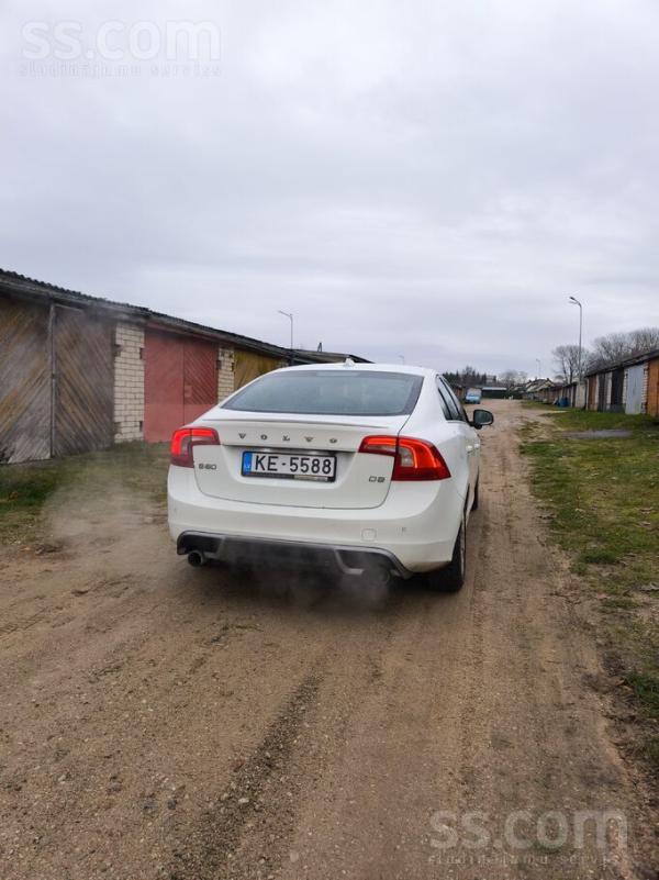 White Volvo S60 2011 in Talsi, with an engine capacity of 2.00 L and mileage of 388 thousand km for 3500 €, photo 4 on AUTOMOTO.COM.LV