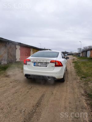 White Volvo S60 2011 in Talsi, with an engine capacity of 2.00 L and mileage of 388 thousand km for 3500 €, photo 4 on AUTOMOTO.COM.LV
