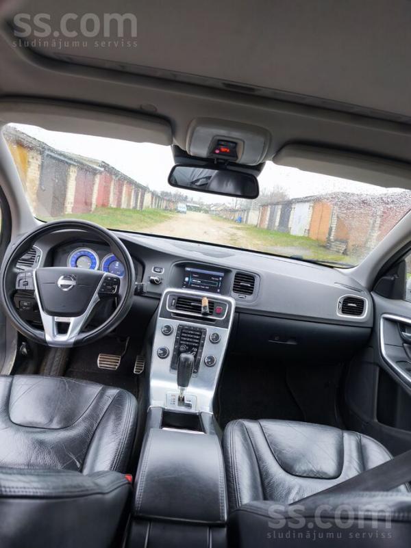 White Volvo S60 2011 in Talsi, with an engine capacity of 2.00 L and mileage of 388 thousand km for 3500 €, photo 5 on AUTOMOTO.COM.LV