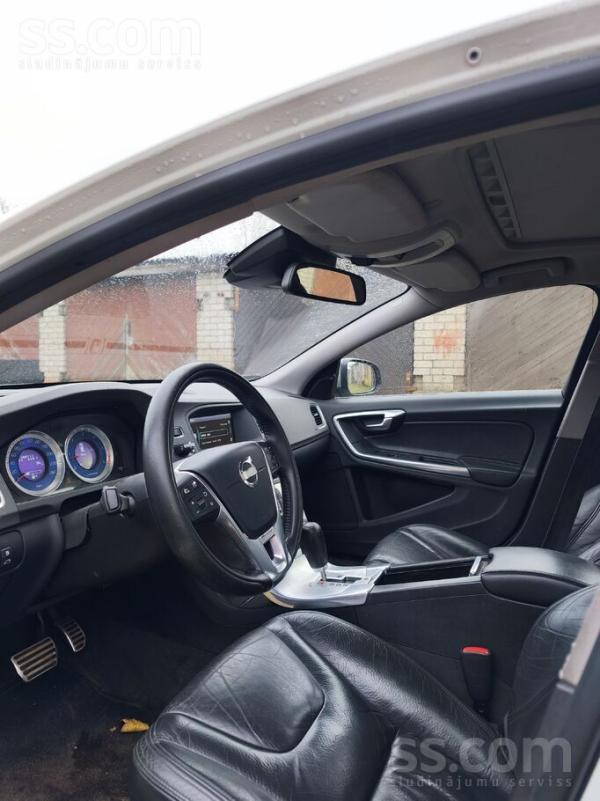 White Volvo S60 2011 in Talsi, with an engine capacity of 2.00 L and mileage of 388 thousand km for 3500 €, photo 6 on AUTOMOTO.COM.LV