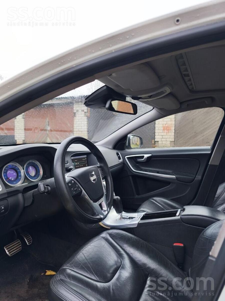 White Volvo S60 2011 in Talsi, with an engine capacity of 2.00 L and mileage of 388 thousand km for 3500 €, photo 6 on AUTOMOTO.COM.LV