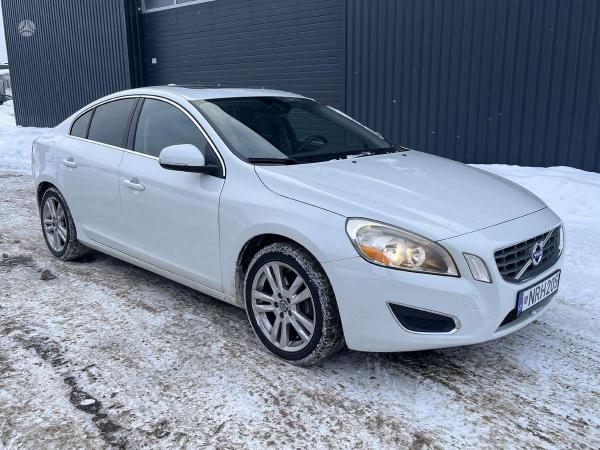 Balts Volvo S60 2012 Rietavas, ar dzinēja tilpumu 2.50 L un nobraukumu 169 tūkst. km par 7200 €, foto 1 vietnē AUTOMOTO.COM.LV
