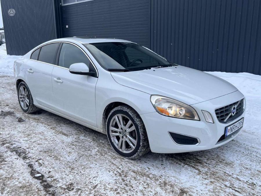 Balts Volvo S60 2012 Rietavas, ar dzinēja tilpumu 2.50 L un nobraukumu 169 tūkst. km par 7200 €, foto 1 vietnē AUTOMOTO.COM.LV