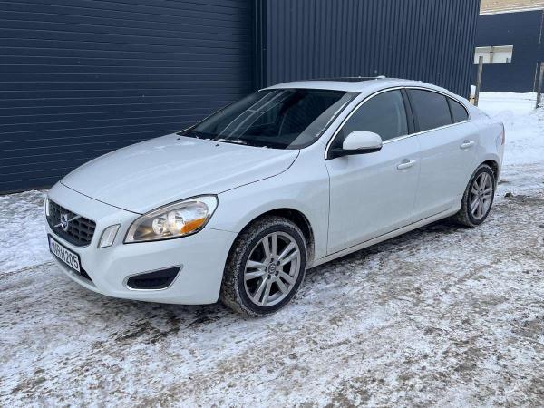 Balts Volvo S60 2012 Rietavas, ar dzinēja tilpumu 2.50 L un nobraukumu 169 tūkst. km par 7200 €, foto 2 vietnē AUTOMOTO.COM.LV