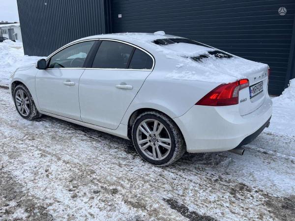 Balts Volvo S60 2012 Rietavas, ar dzinēja tilpumu 2.50 L un nobraukumu 169 tūkst. km par 7200 €, foto 3 vietnē AUTOMOTO.COM.LV