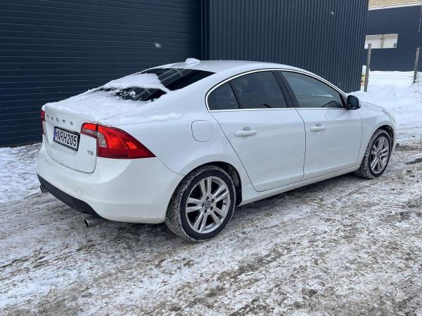 Balts Volvo S60 2012 Rietavas, ar dzinēja tilpumu 2.50 L un nobraukumu 169 tūkst. km par 7200 €, foto 4 vietnē AUTOMOTO.COM.LV