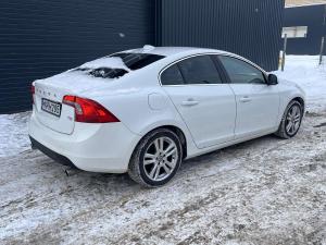 Balts Volvo S60 2012 Rietavas, ar dzinēja tilpumu 2.50 L un nobraukumu 169 tūkst. km par 7200 €, foto 4 vietnē AUTOMOTO.COM.LV