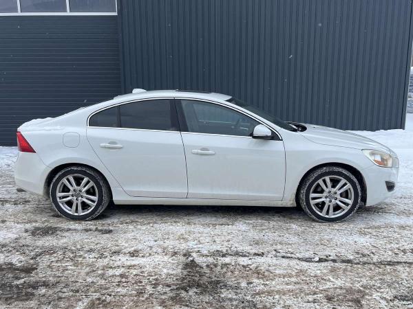 Balts Volvo S60 2012 Rietavas, ar dzinēja tilpumu 2.50 L un nobraukumu 169 tūkst. km par 7200 €, foto 5 vietnē AUTOMOTO.COM.LV