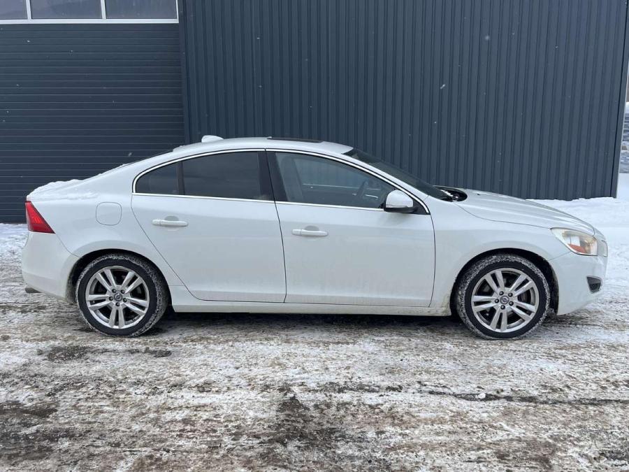 Balts Volvo S60 2012 Rietavas, ar dzinēja tilpumu 2.50 L un nobraukumu 169 tūkst. km par 7200 €, foto 5 vietnē AUTOMOTO.COM.LV