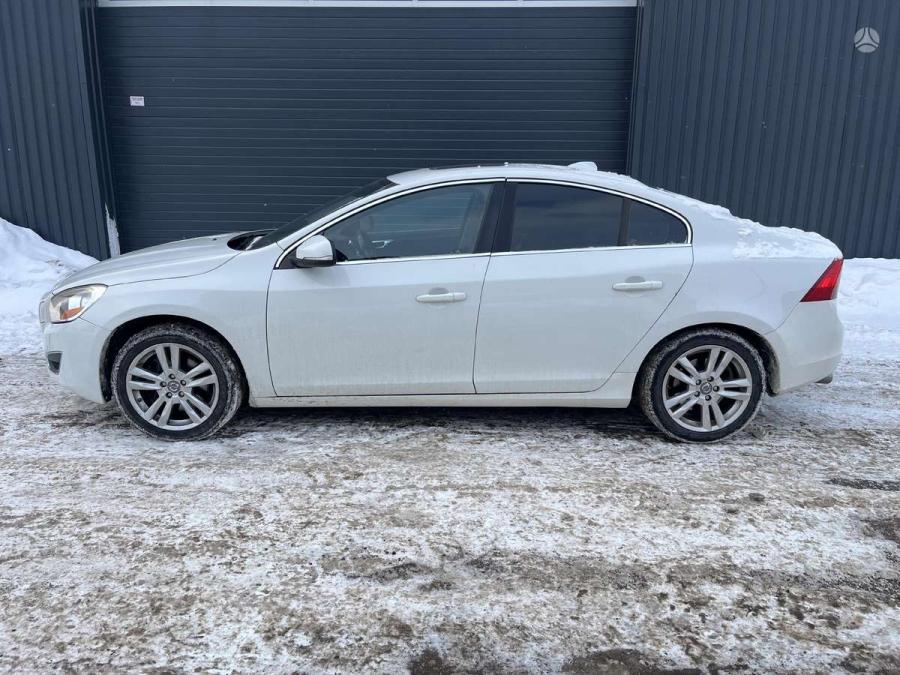 Balts Volvo S60 2012 Rietavas, ar dzinēja tilpumu 2.50 L un nobraukumu 169 tūkst. km par 7200 €, foto 6 vietnē AUTOMOTO.COM.LV