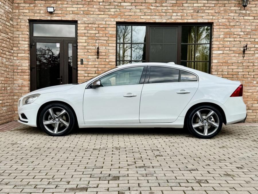 White Volvo S60 2012 in Riga, with an engine capacity of 2.00 L and mileage of 270 thousand km for 7150 €, photo 10 on AUTOMOTO.COM.LV