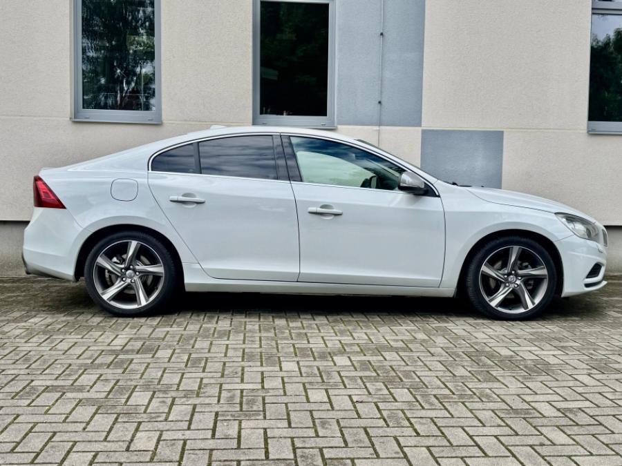 White Volvo S60 2012 in Riga, with an engine capacity of 2.00 L and mileage of 270 thousand km for 7150 €, photo 11 on AUTOMOTO.COM.LV