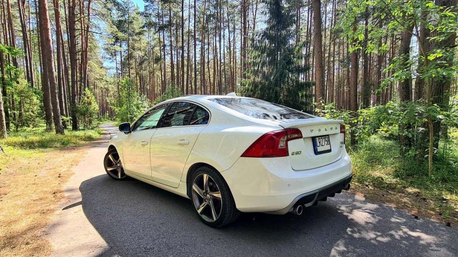 White Volvo S60 2012 in Vilnius, with an engine capacity of 3.00 L and mileage of 323 thousand km for 6700 €, photo 3 on AUTOMOTO.COM.LV