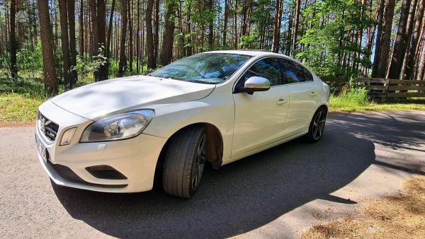 White Volvo S60 2012 in Vilnius, with an engine capacity of 3.00 L and mileage of 323 thousand km for 6700 €, photo 4 on AUTOMOTO.COM.LV
