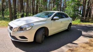White Volvo S60 2012 in Vilnius, with an engine capacity of 3.00 L and mileage of 323 thousand km for 6700 €, photo 5 on AUTOMOTO.COM.LV