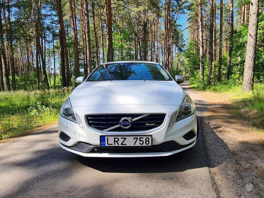 White Volvo S60 2012 in Vilnius, with an engine capacity of 3.00 L and mileage of 323 thousand km for 6700 €, photo 6 on AUTOMOTO.COM.LV