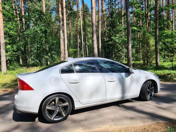 White Volvo S60 2012 in Vilnius, with an engine capacity of 3.00 L and mileage of 323 thousand km for 6700 €, photo 7 on AUTOMOTO.COM.LV