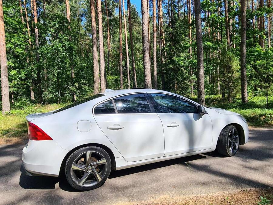 White Volvo S60 2012 in Vilnius, with an engine capacity of 3.00 L and mileage of 323 thousand km for 6700 €, photo 8 on AUTOMOTO.COM.LV